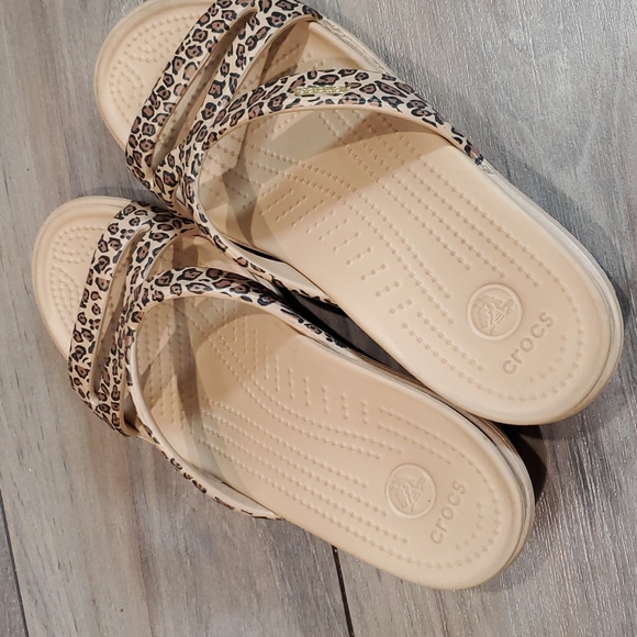 CROCS | Shoes | Crocs Cheetah Leopard Print Wedge Sandals Platform ...